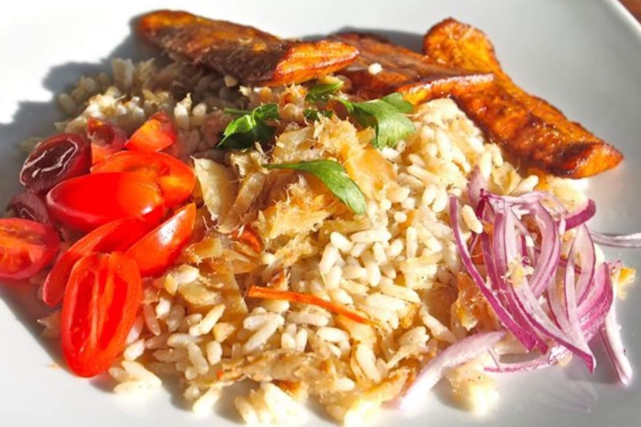 Lontong (Gekookte rijst in blokjes)